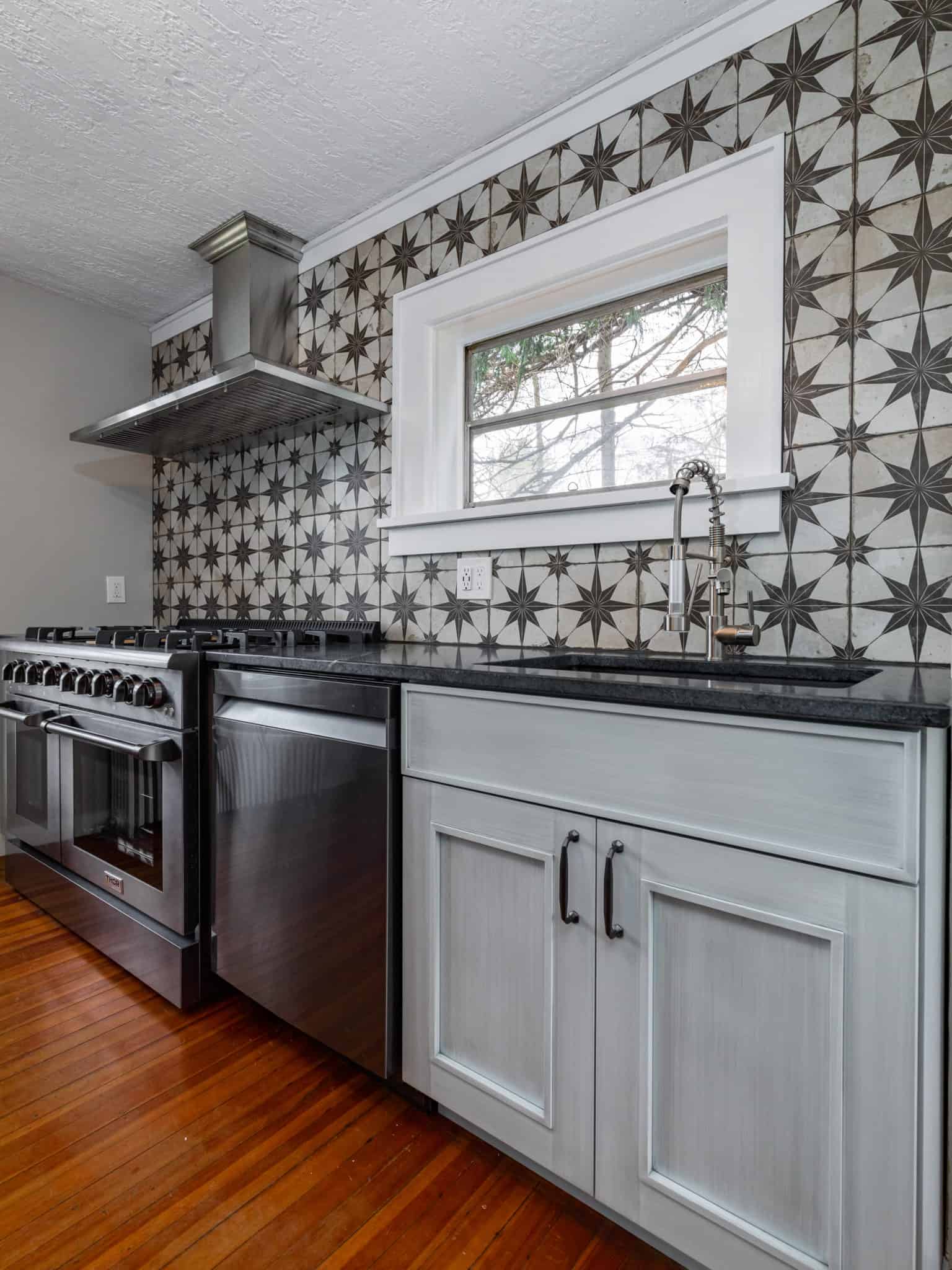 Range and Window Wall | TEKRA Builders